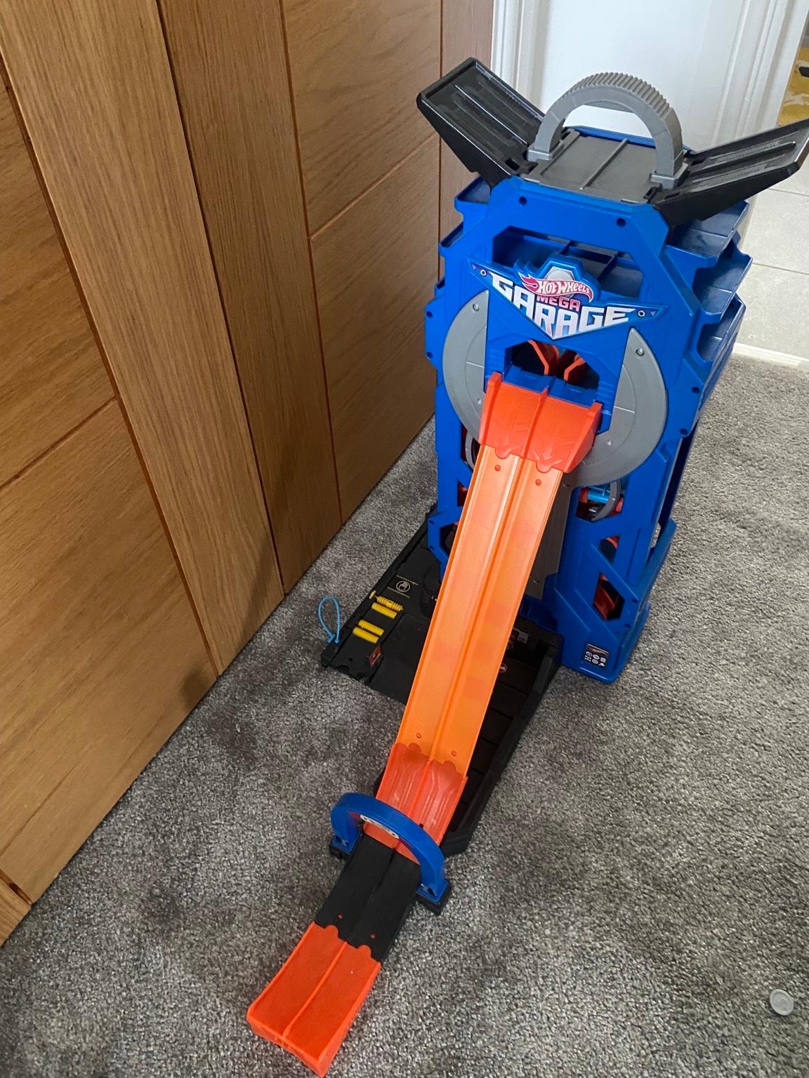 Hot wheels car garage and ramp/track in TS15 Egglescliffe für 5,00 ...