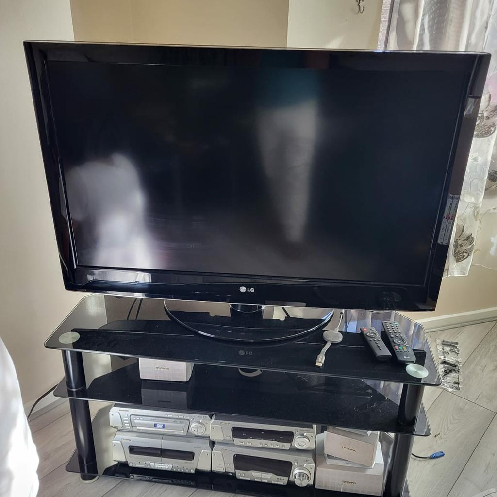 LG TV 42 inch and tv stand in SE1 London for £80.00 for sale | Shpock