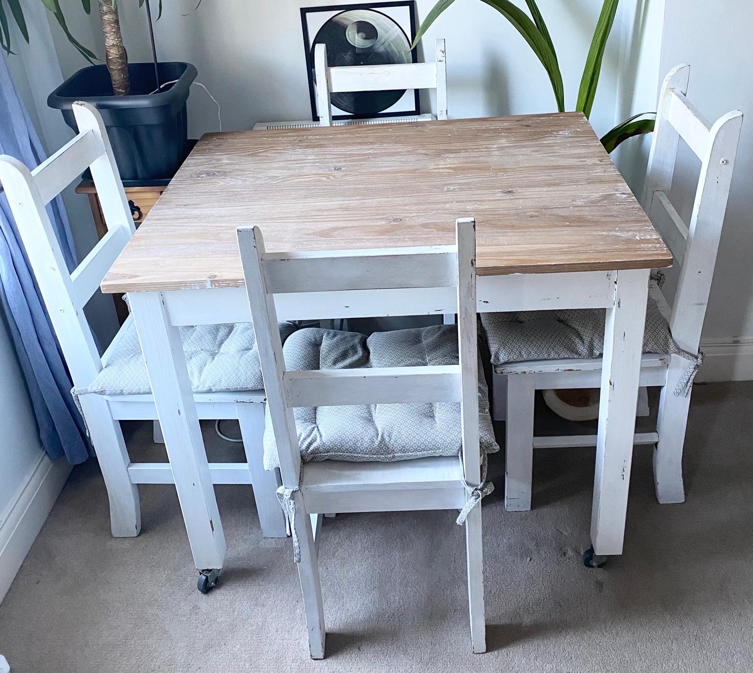 100% solid wood table and chairs. in W5 Ealing für 110,00 £ zum Verkauf ...
