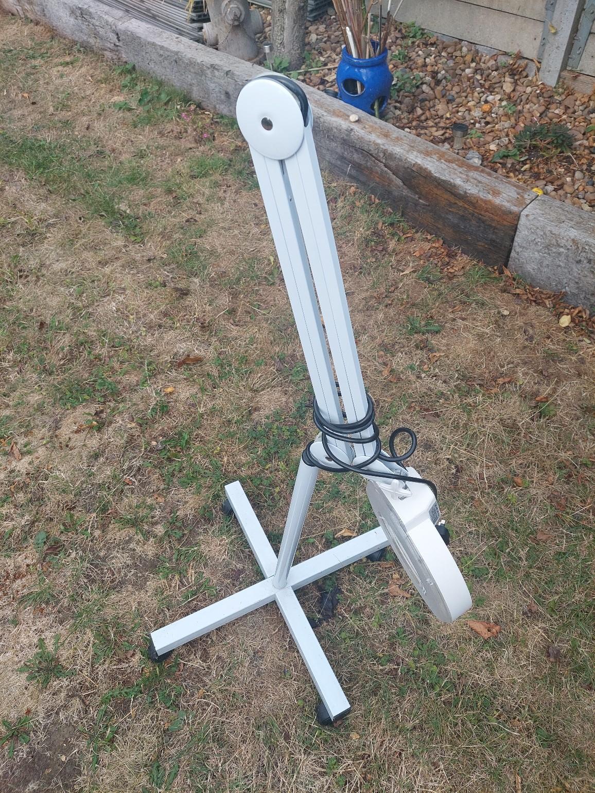 Folding standing magnifying hobby light in W7 Ealing für 15,00 £ zum ...