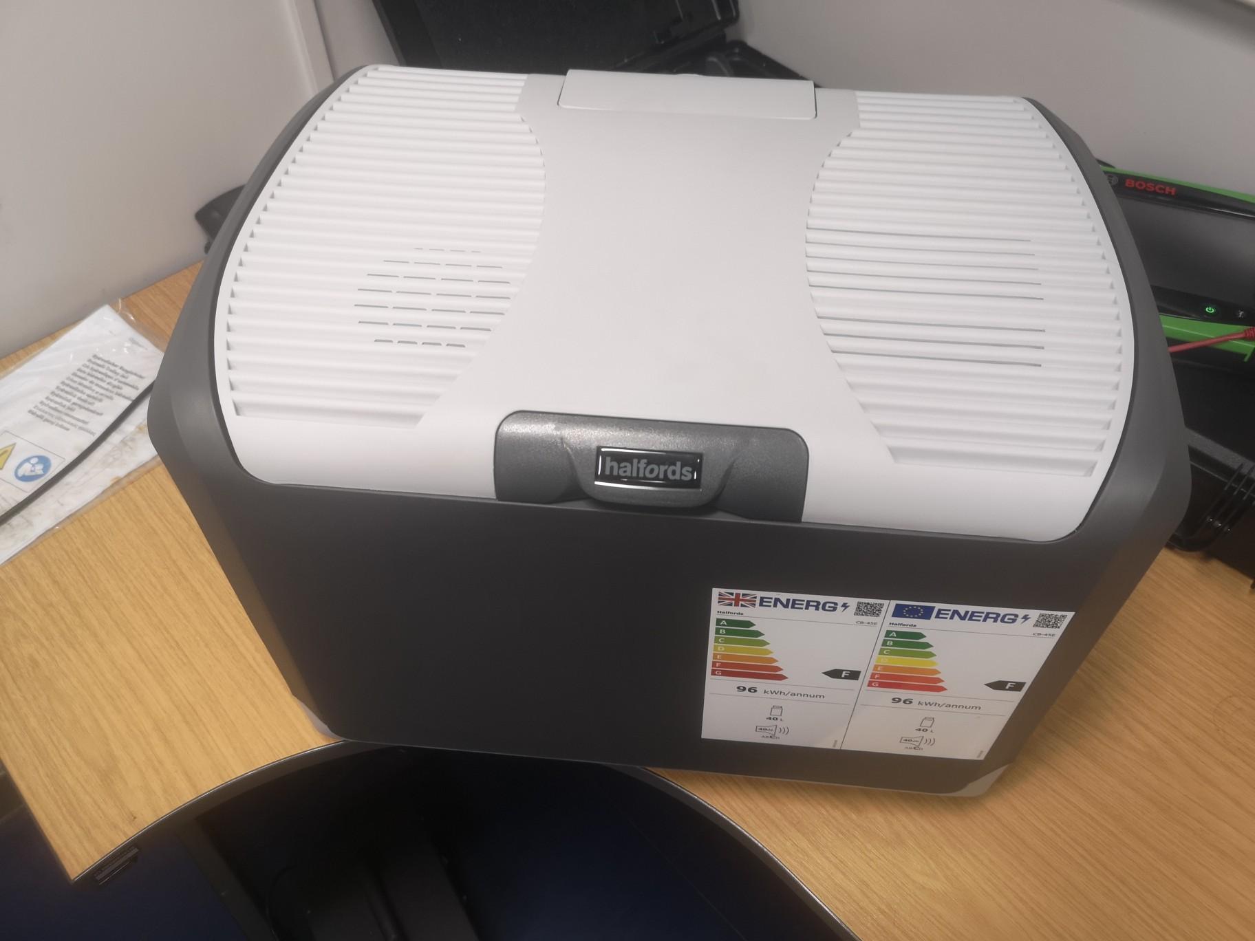 halfords eletric40 litre cool box 12v and 24v in NN16 Kettering für £ ...