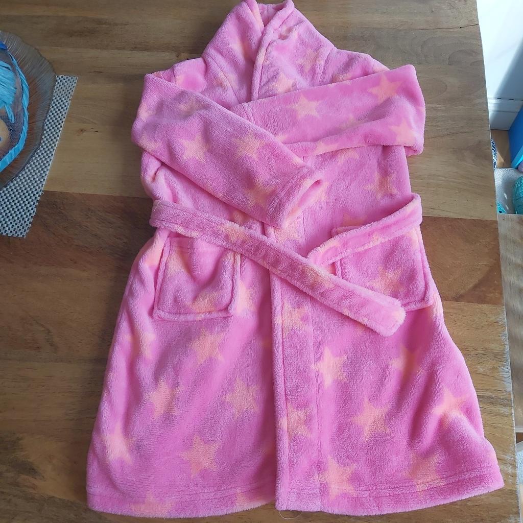 Dressing Gown 6-7 years in RM20 Aveley für £ 2,00 zum Verkauf | Shpock AT