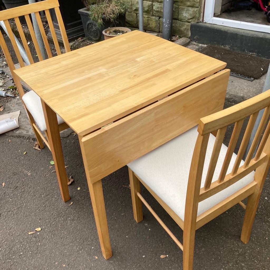 Double drop leaf table and 2 chairs in für 30,00 £ zum Verkauf | Shpock DE