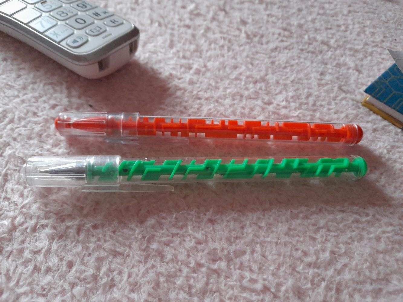 new..2 ball game pens ..£1 the pair in Boston für 1,00 £ zum Verkauf ...