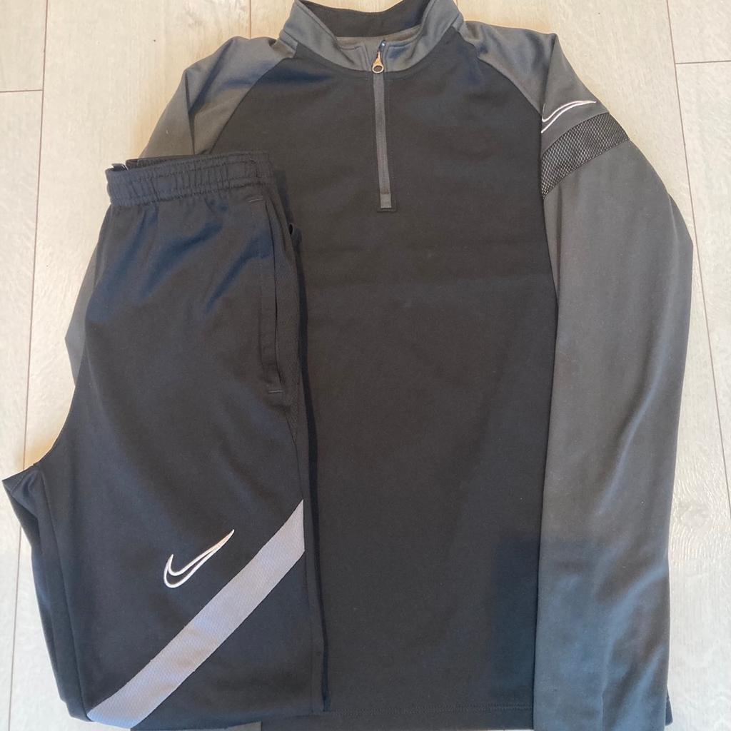 Nike training tracksuit and T-shirt in TS25 Piercy für £ 8,00 zum ...