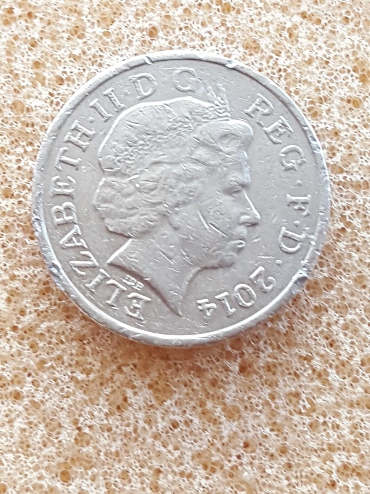 old 1 pound coin thistle and blue bell floral in W3 Ealing für 3,00 ...