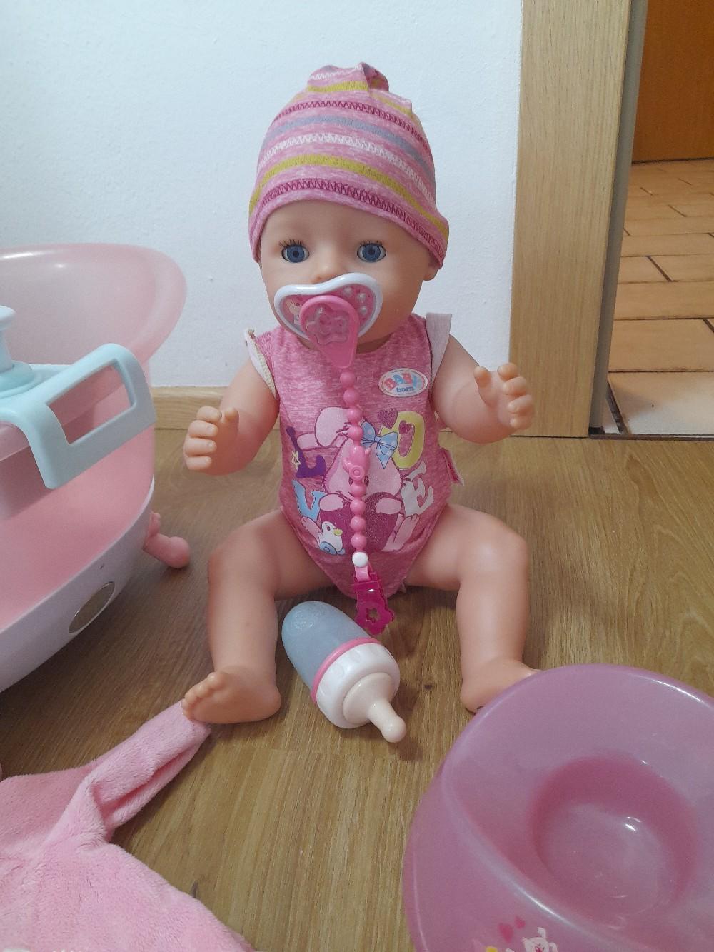 Baby Born mit Wanne in 6713 Gemeinde Ludesch für 45,00 € zum Verkauf ...
