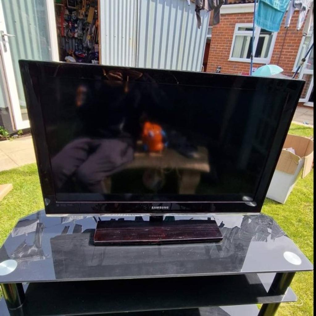 32 inch TV and stand in B36 Bromwich für £ 39,00 zum Verkauf | Shpock AT