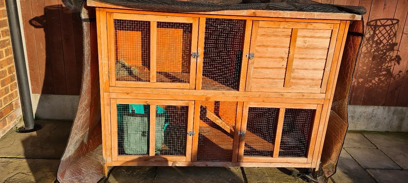 outdoor rabbit hatch with cover in IG11 London for £60.00 for sale | Shpock