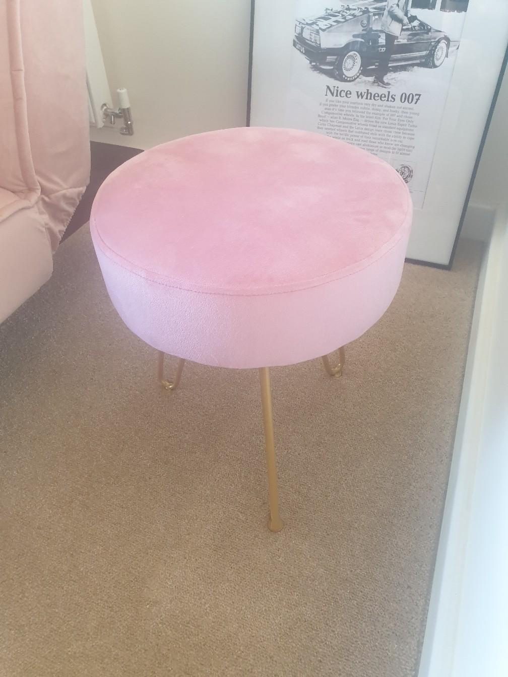 Pink velvet footstool with gold feet. in NN5 Northampton für £ 10,00 zum Verkauf | Shpock AT