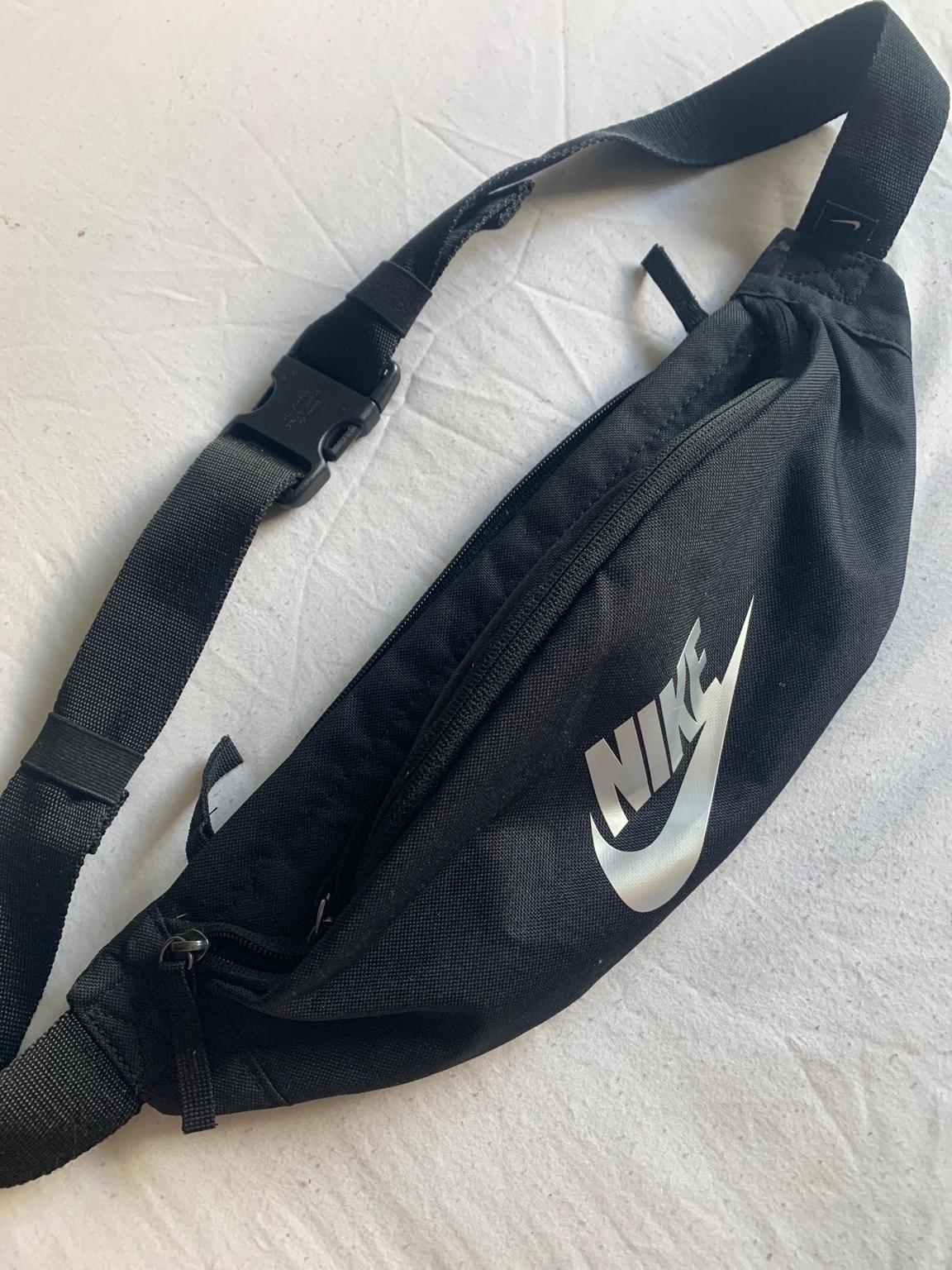 Nike pouch in CR3 Woldingham für 10,00 £ zum Verkauf | Shpock DE