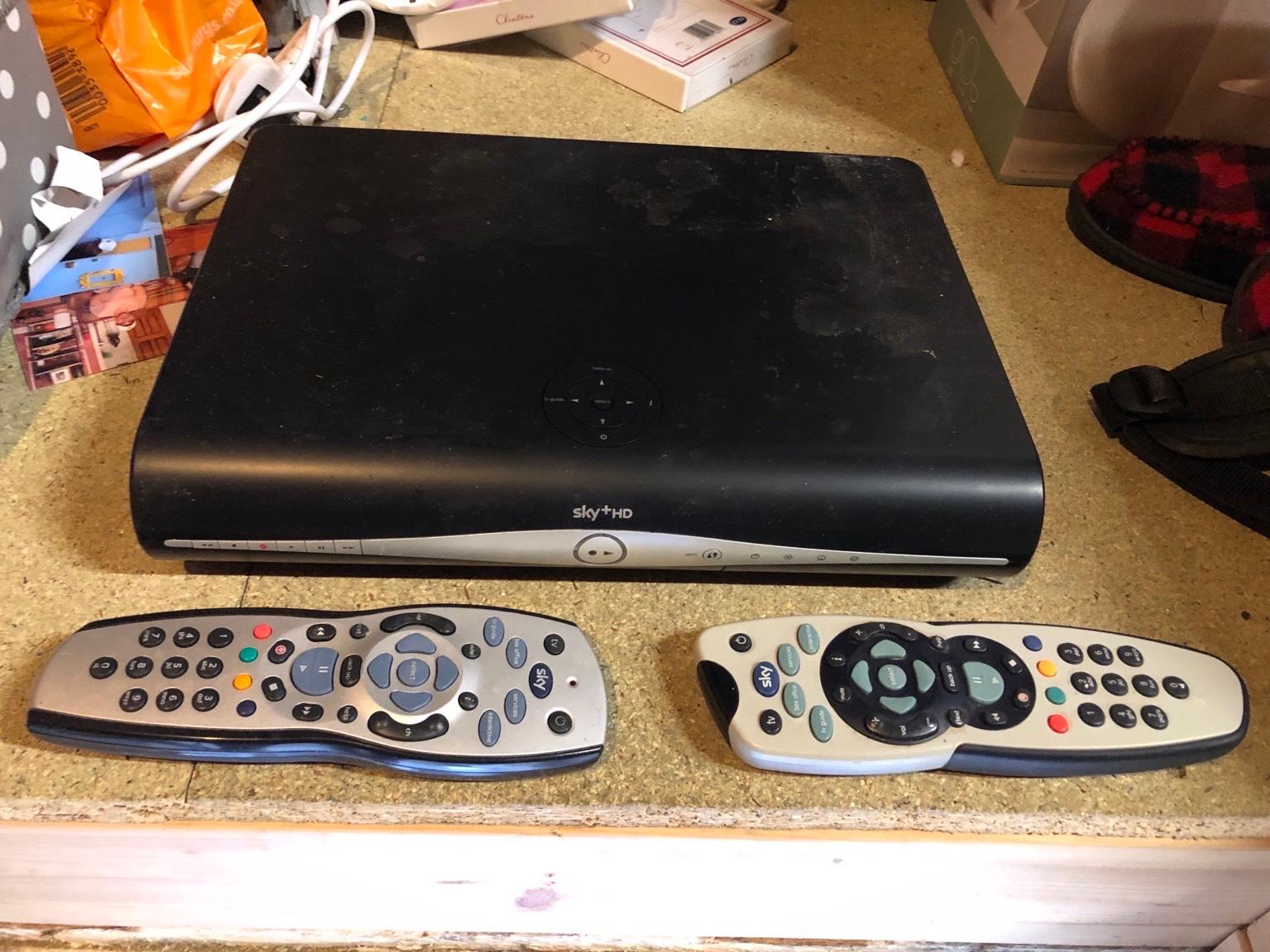 Sky digital box, 2 remote controls & wiring in B75 Birmingham für 20,00 ...