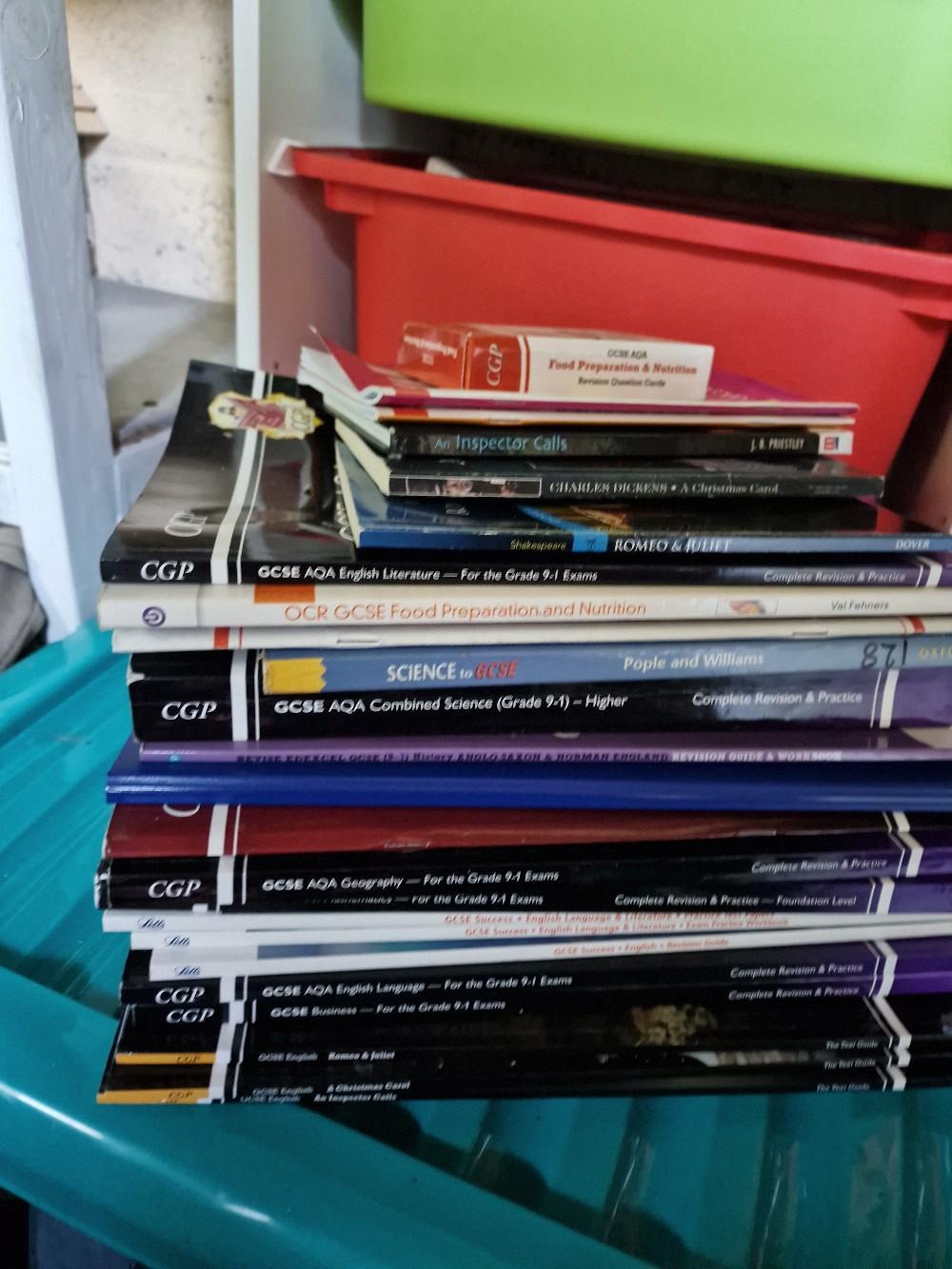 Huge collection of gcse book in MK42 Elstow für 20,00 £ zum Verkauf ...