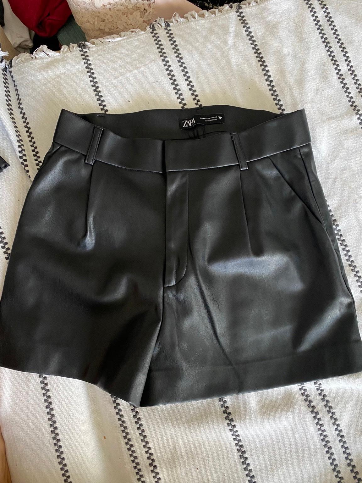 Zara Short M in 6020 Innsbruck for €3.00 for sale | Shpock