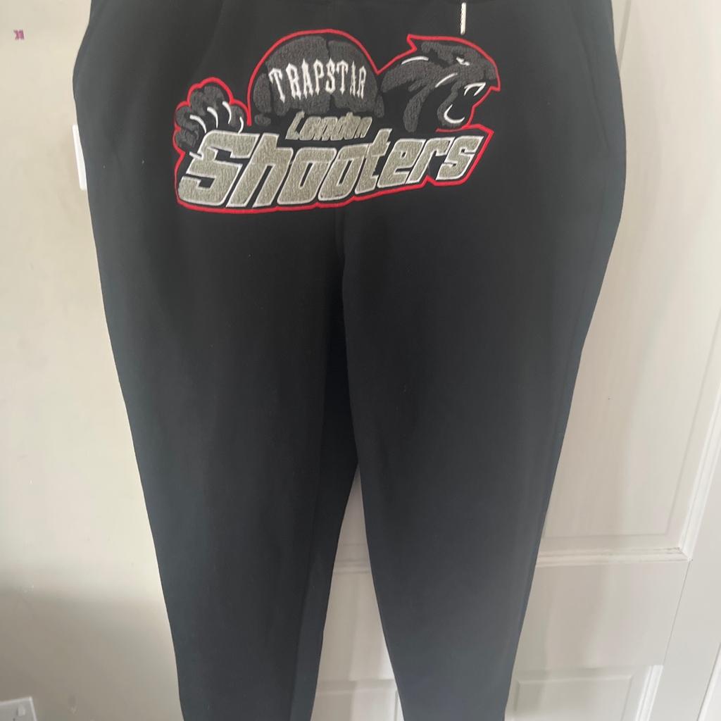 Trapstar shooters (red and black) LARGE in EN3 London für 130,00 £ zum ...