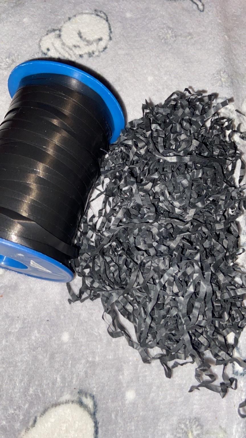 Gift ribbon and shredded paper in WV14 Wolverhampton für 1,00 £ zum ...