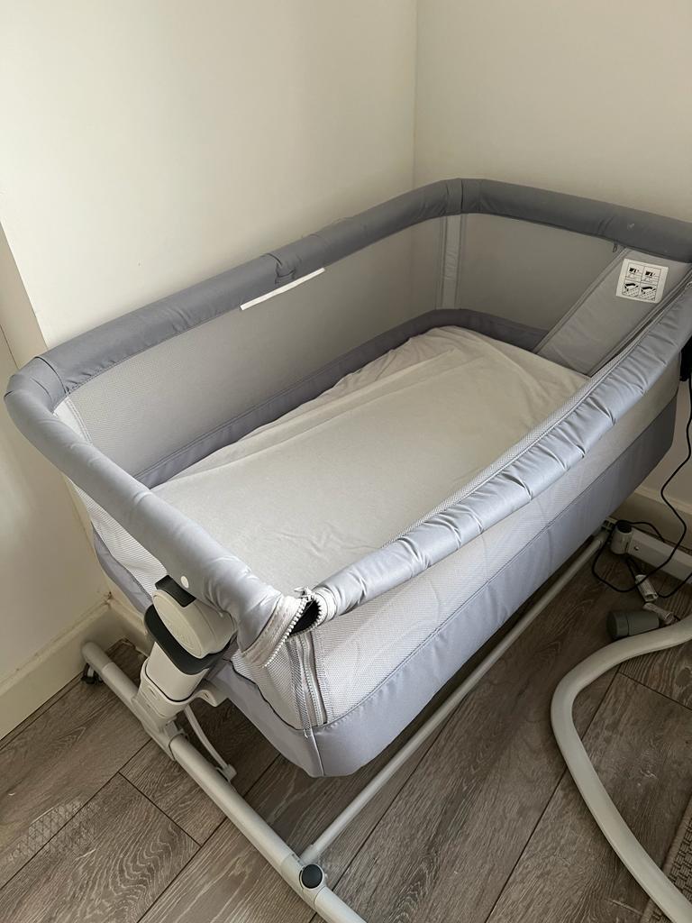 Chicco Next 2 Me Pop Up Travel Cot and Bedsid in IG8 Londra for £145.00 ...
