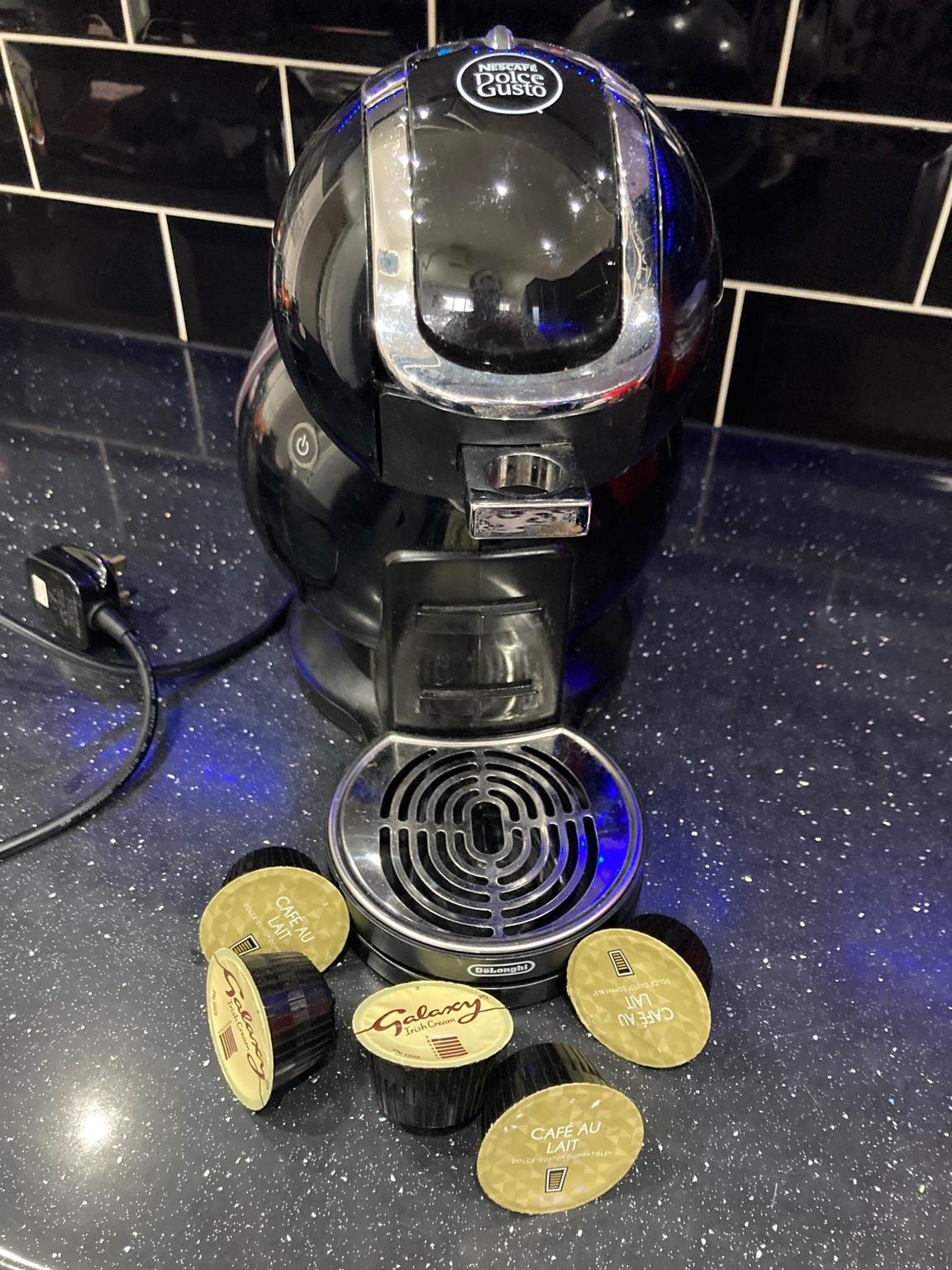 Delonghi docke gusto machine Black with pods in DY4 Sandwell für 8,00 ...