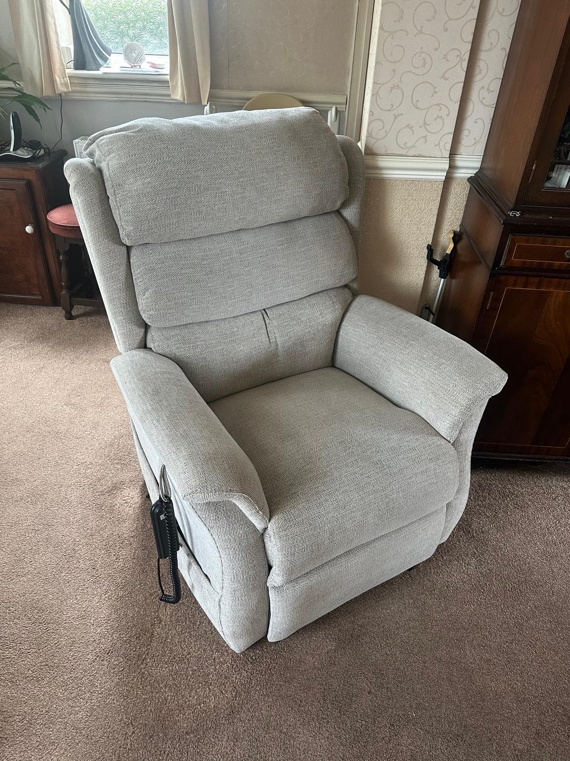 Hamble & heddon dual-motor lift recline chair in B33 Birmingham für 350 ...