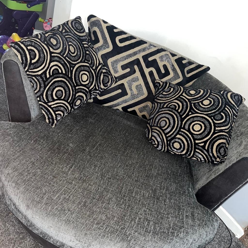 Black/grey spinning cuddle chair in CH6 Bagillt für £ 30,00 zum Verkauf ...