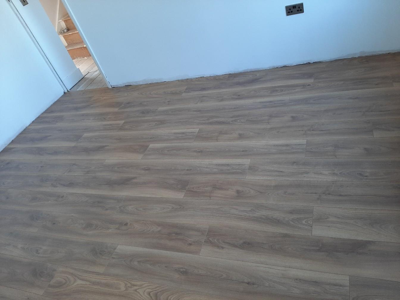 Wood-Laminate-Lvt-floor fitting 07546773208 in WD18 Watford für 12,00 ...