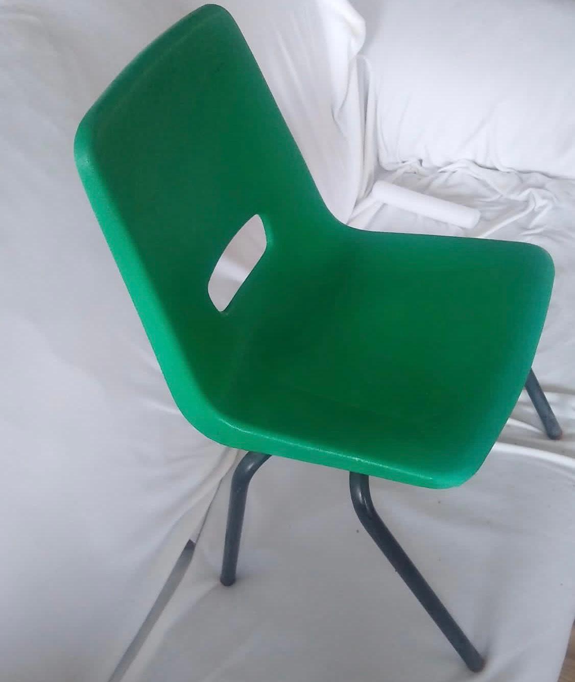 18 green stackable strong plastic chairs in DA8 London für 150,00 £ zum ...