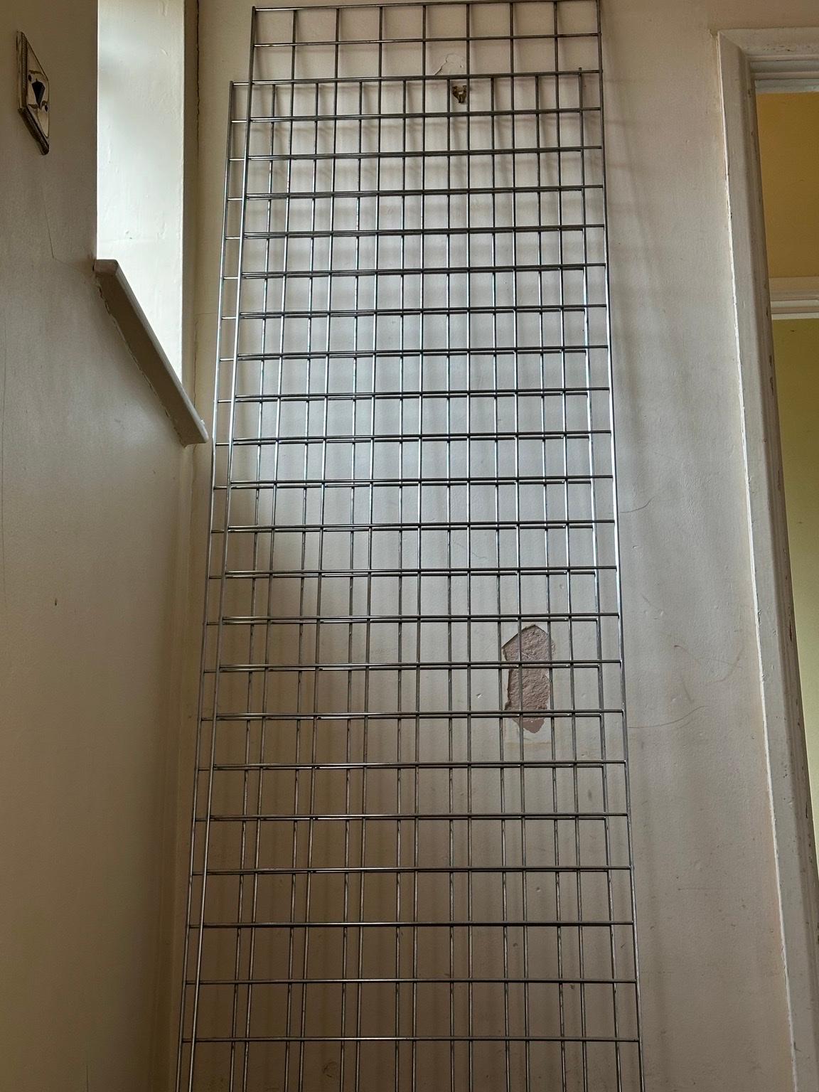 Heavy duty wall mounted grid mesh in B32 Birmingham für £ 20,00 zum ...