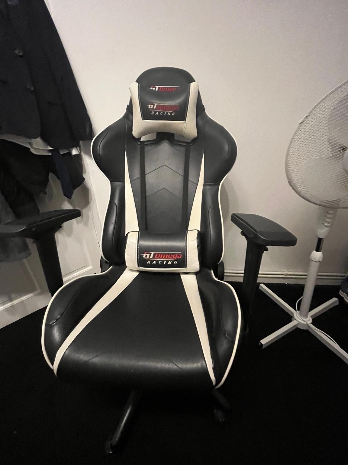 Gt omega white and black gaming chair in DA17 London für 50,00 £ zum ...