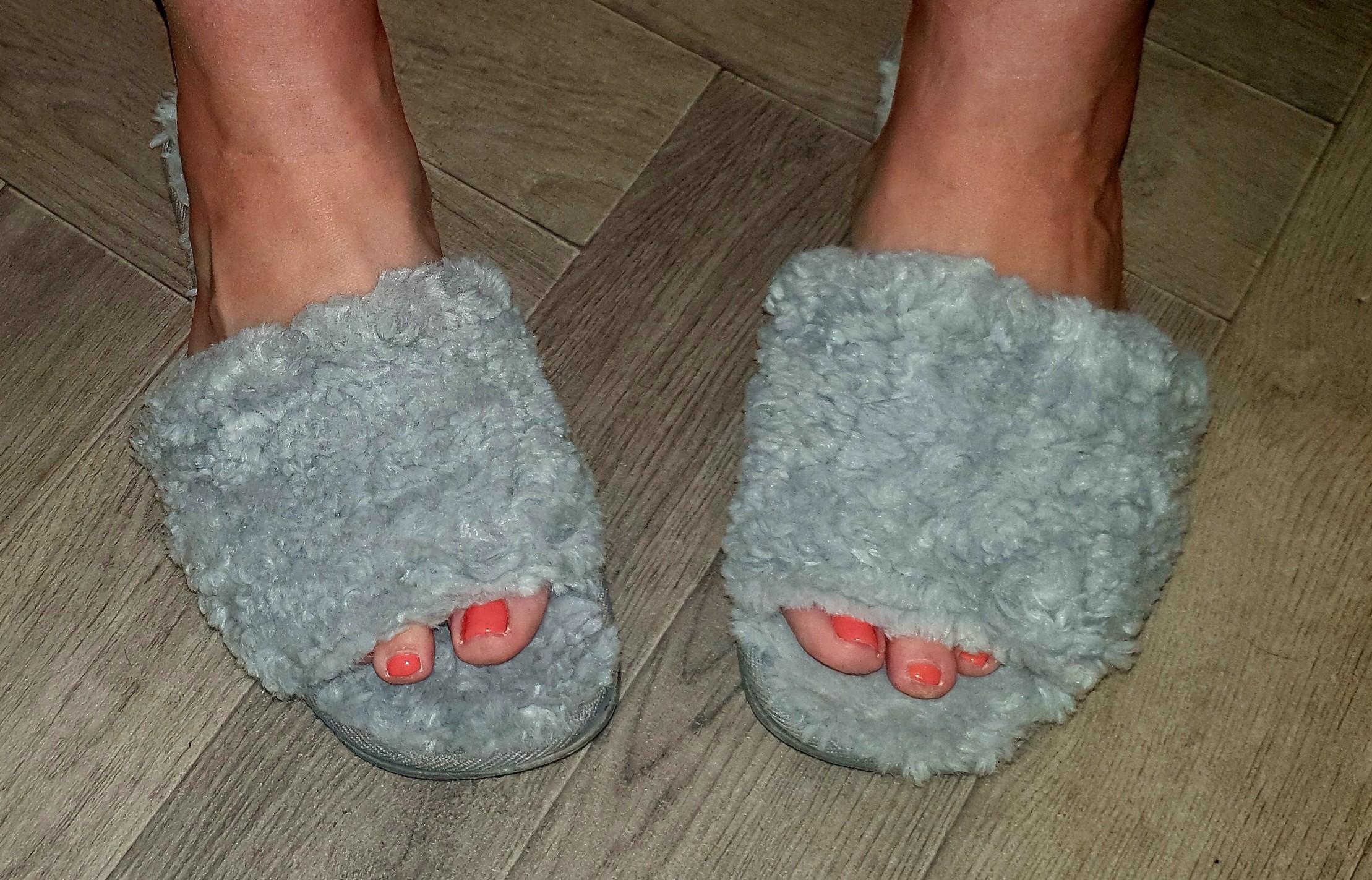 grey slider slippers fluffy furry size 6 lady in DL2 Cliffe für £ 40,00 ...
