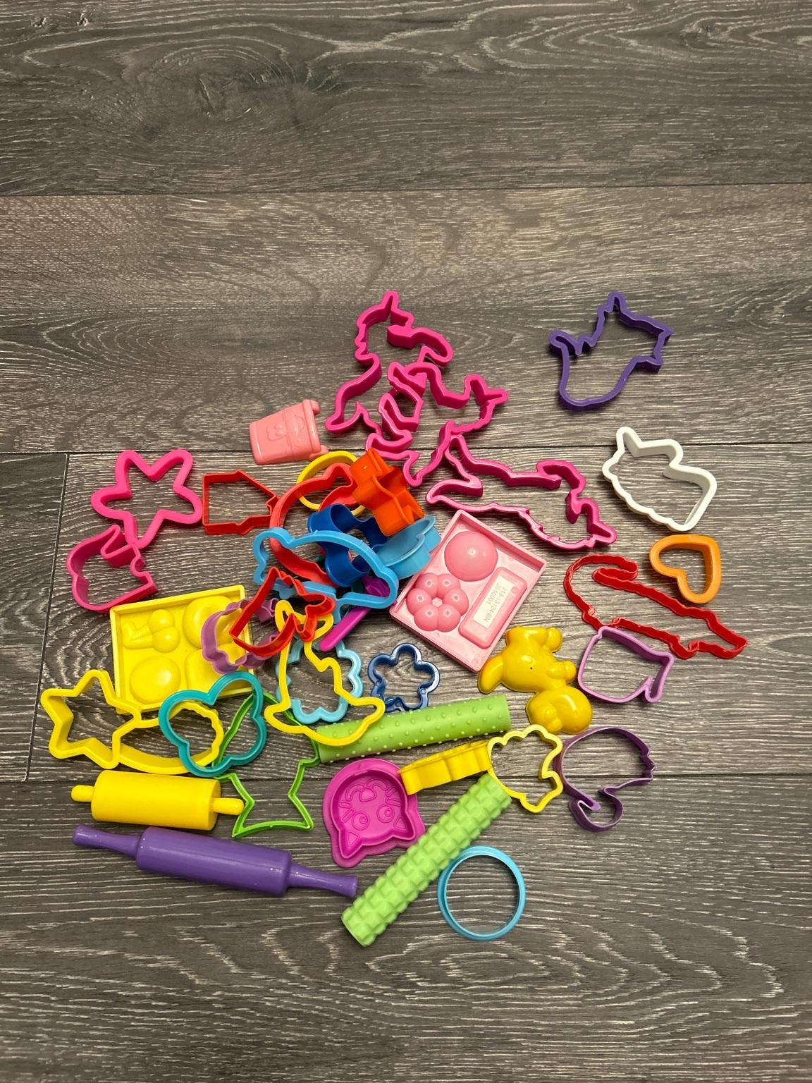 Bundle of play dough cutters in DY1 Coseley für 1,50 £ zum Verkauf ...