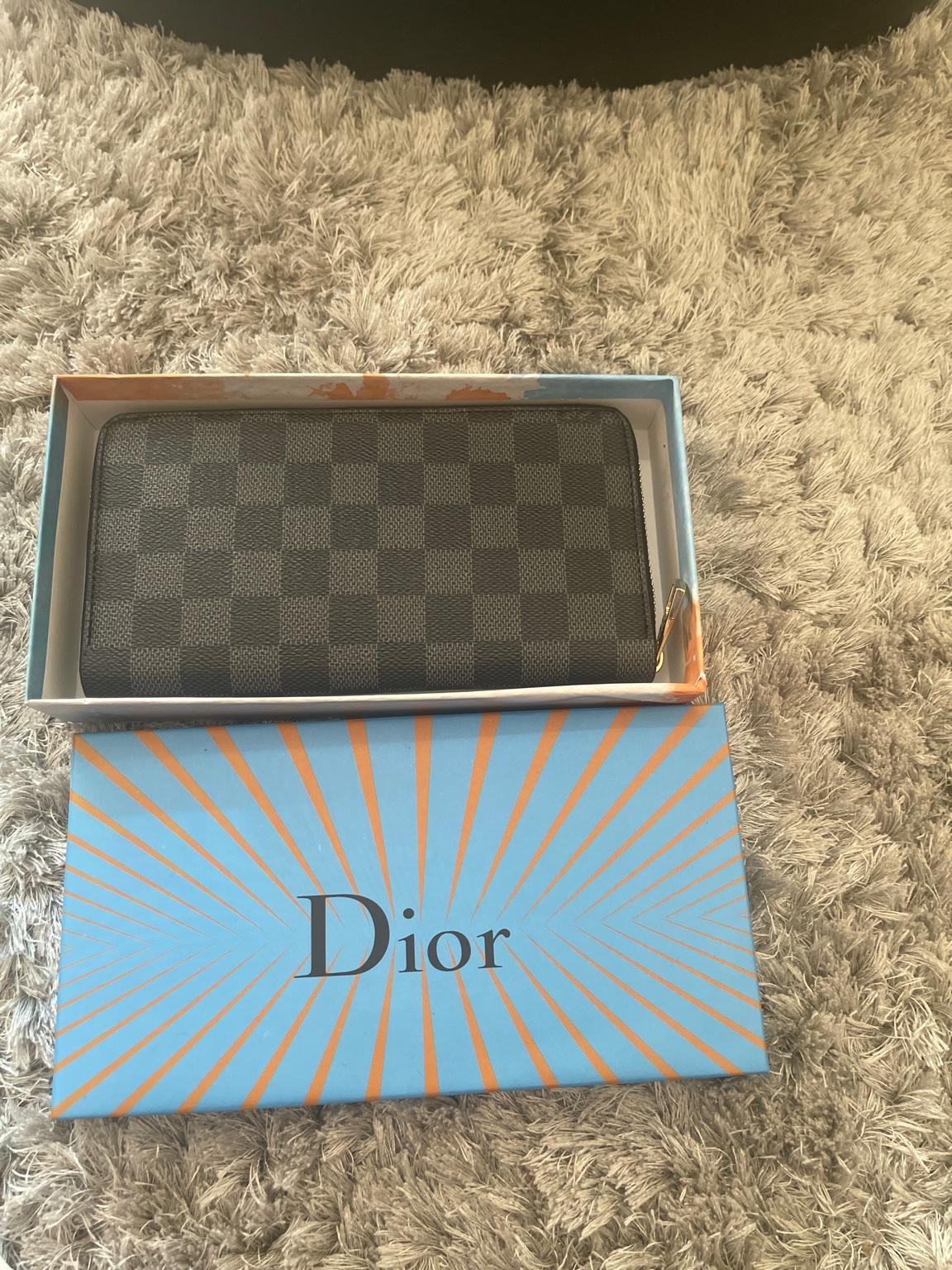 DIOR GIFT BOX in N7 London für 10,00 £ zum Verkauf | Shpock DE