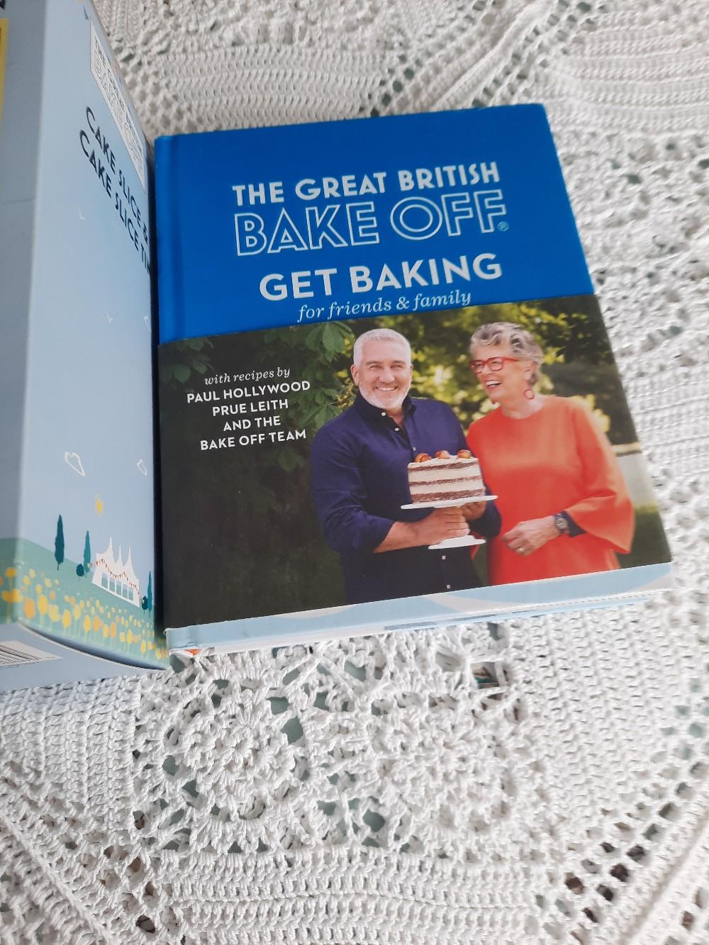 the bake off book and cake slice and cake tin in B25 Birmingham für 12 ...