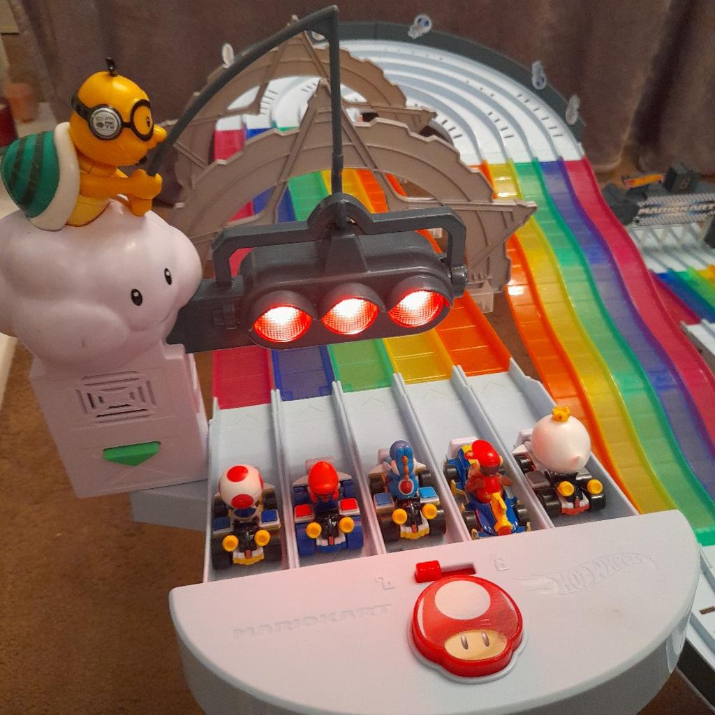 Mario kart hotwheels rainbow track +cars in WA14 Trafford für £ 60,00 ...