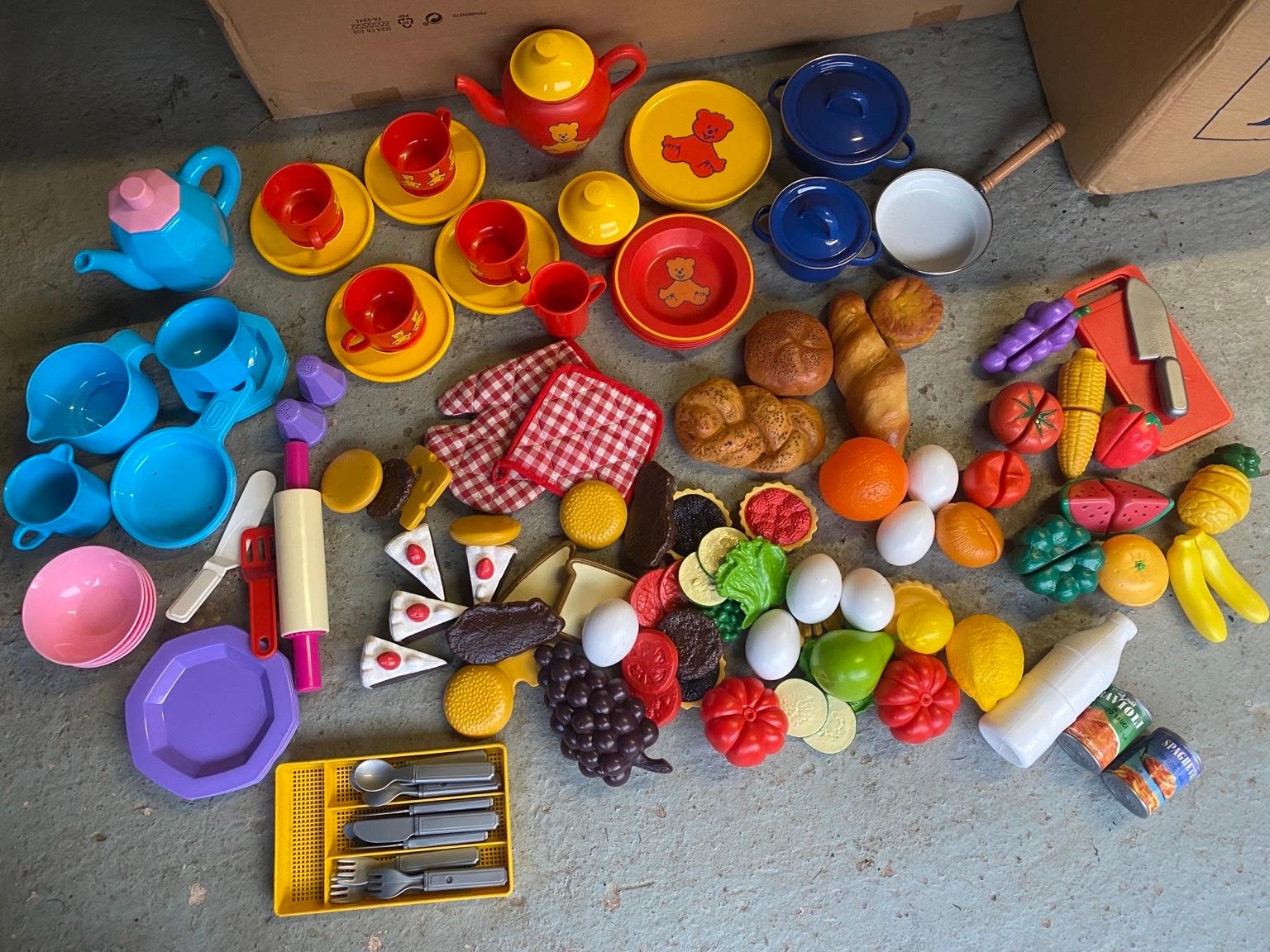 Play food and tea-set collection in WV12 Walsall für 15,00 £ zum ...