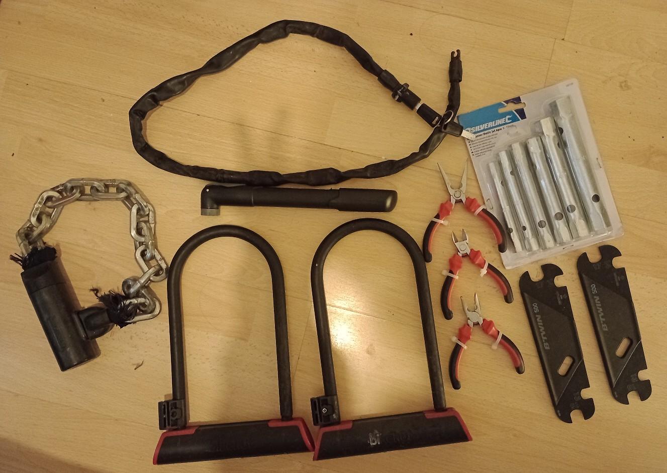 bike lockers and tools in SW17 London für 15,00 £ zum Verkauf | Shpock DE