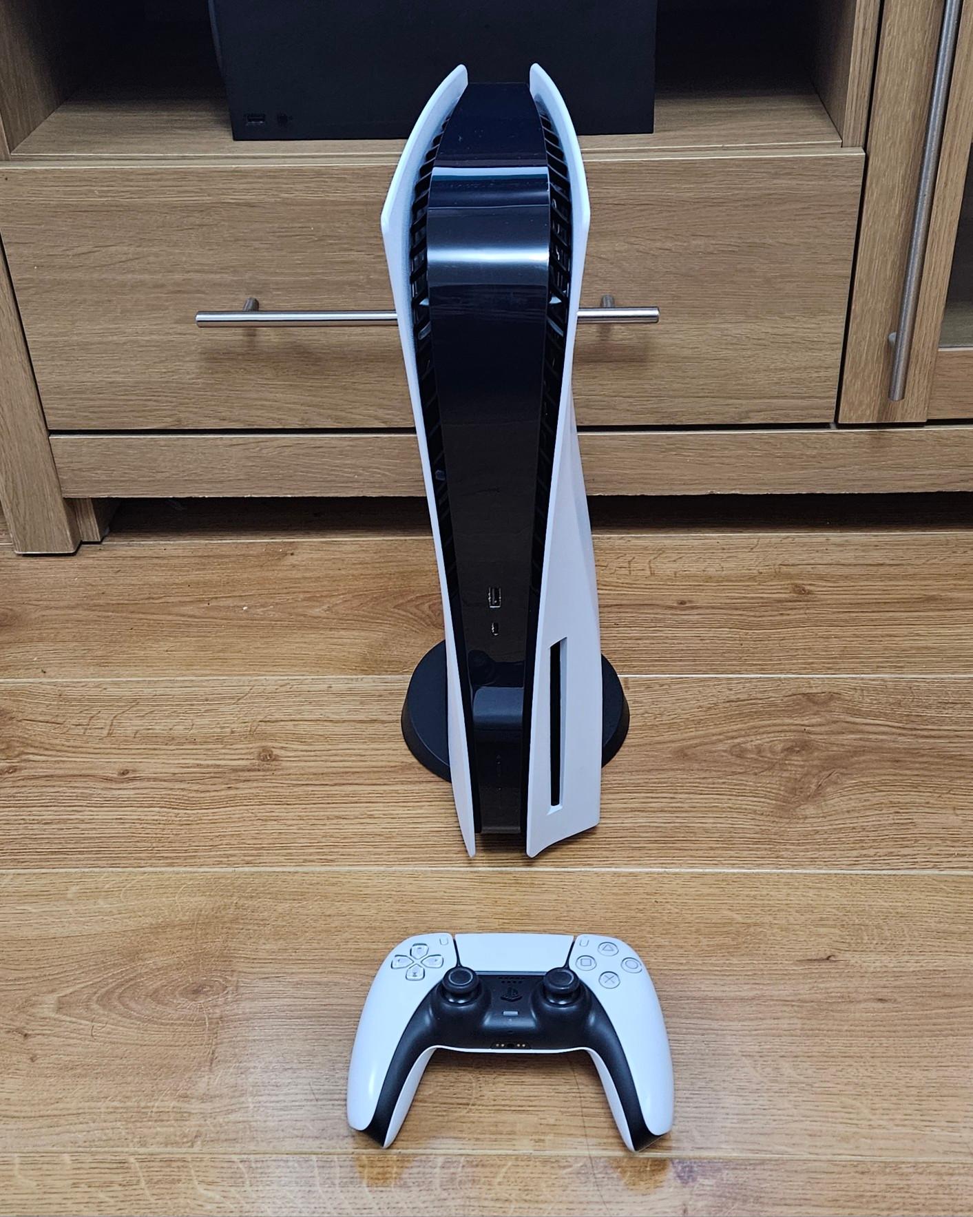 PS5 Disc Edition + Dualsense Controller in L15 Liverpool für 310,00 ...