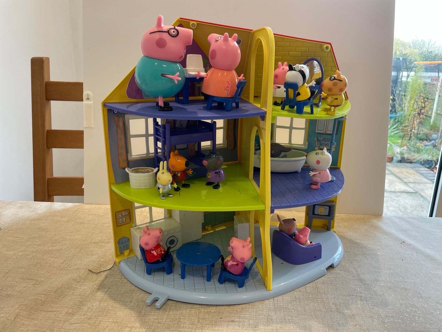 Peppa Pig house, car and plane in RM12 London für 30,00 £ zum Verkauf ...