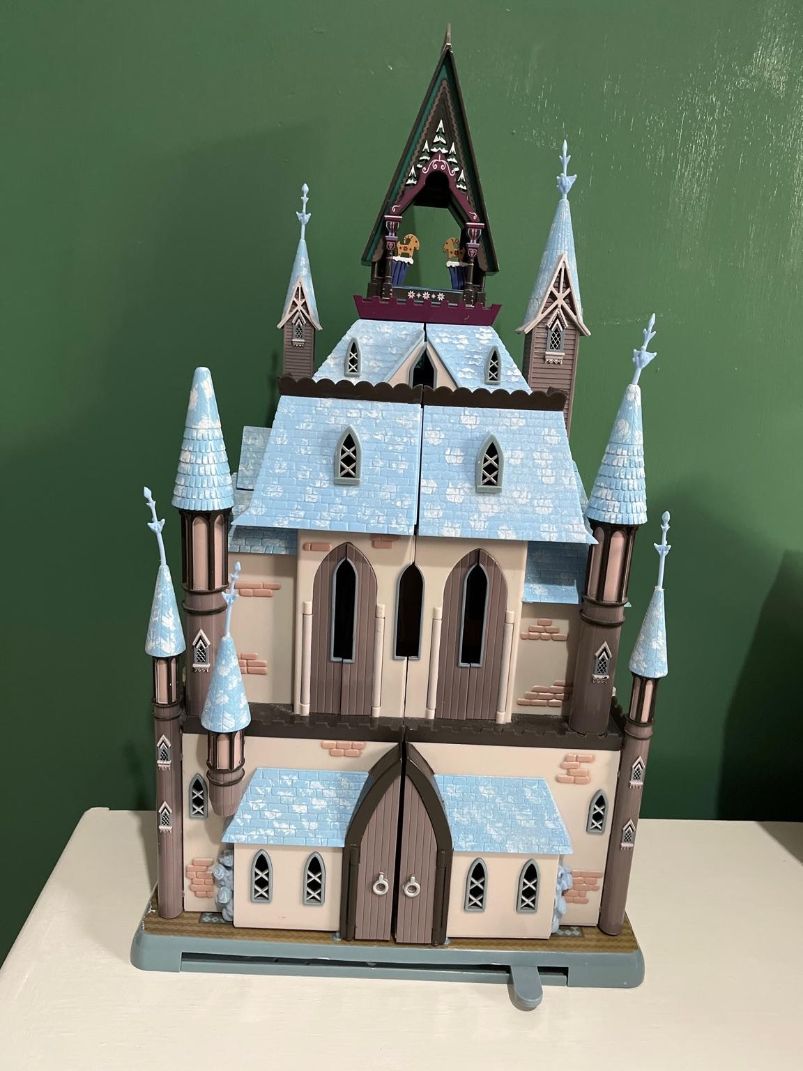 Frozen Elsa and Anna castle in S60 Rotherham für £ 5,00 zum Verkauf ...