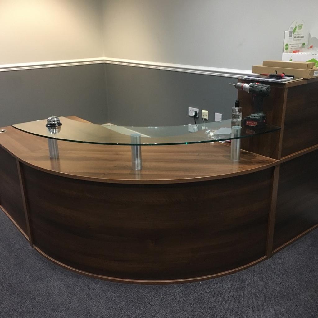 Modern office curved reception desk in walnut in WF3 Leeds für £ 300,00 ...